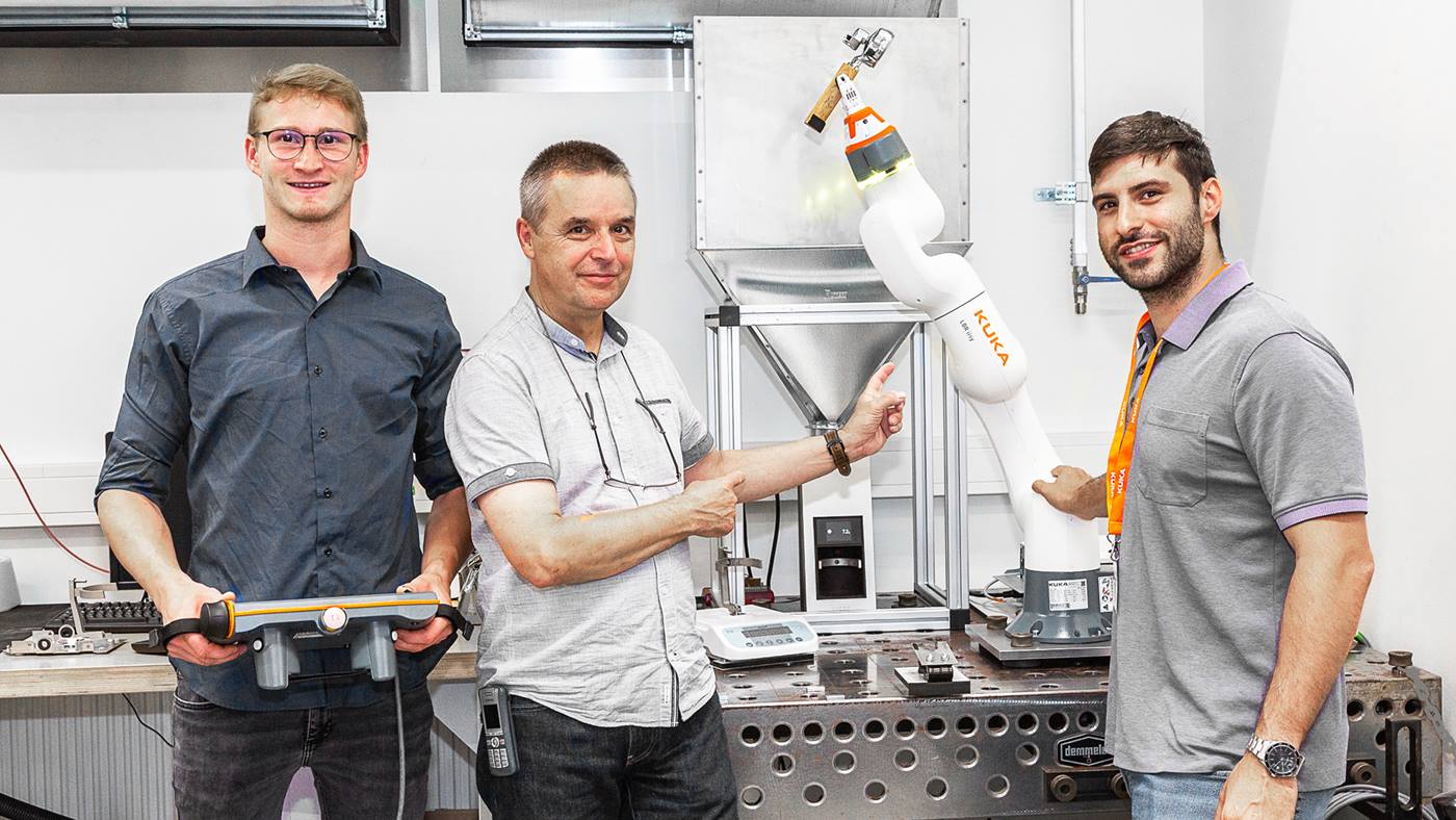 LBR iisy cobot in quality assurance | KUKA AG