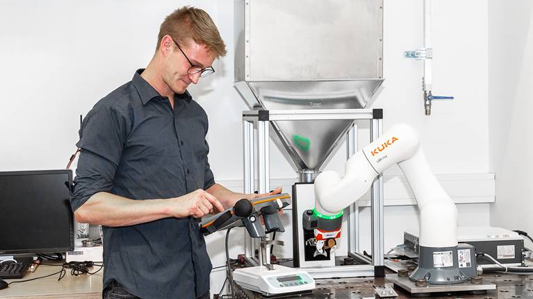 LBR iisy cobot in quality assurance | KUKA AG