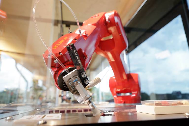 Chocolate robot in action | KUKA Global