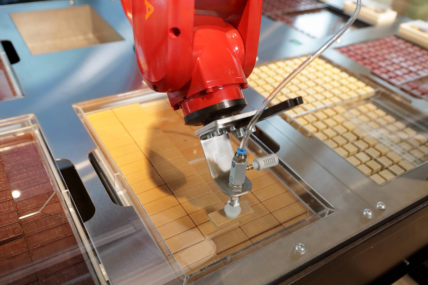 Chocolate and praline robot in action | KUKA AG