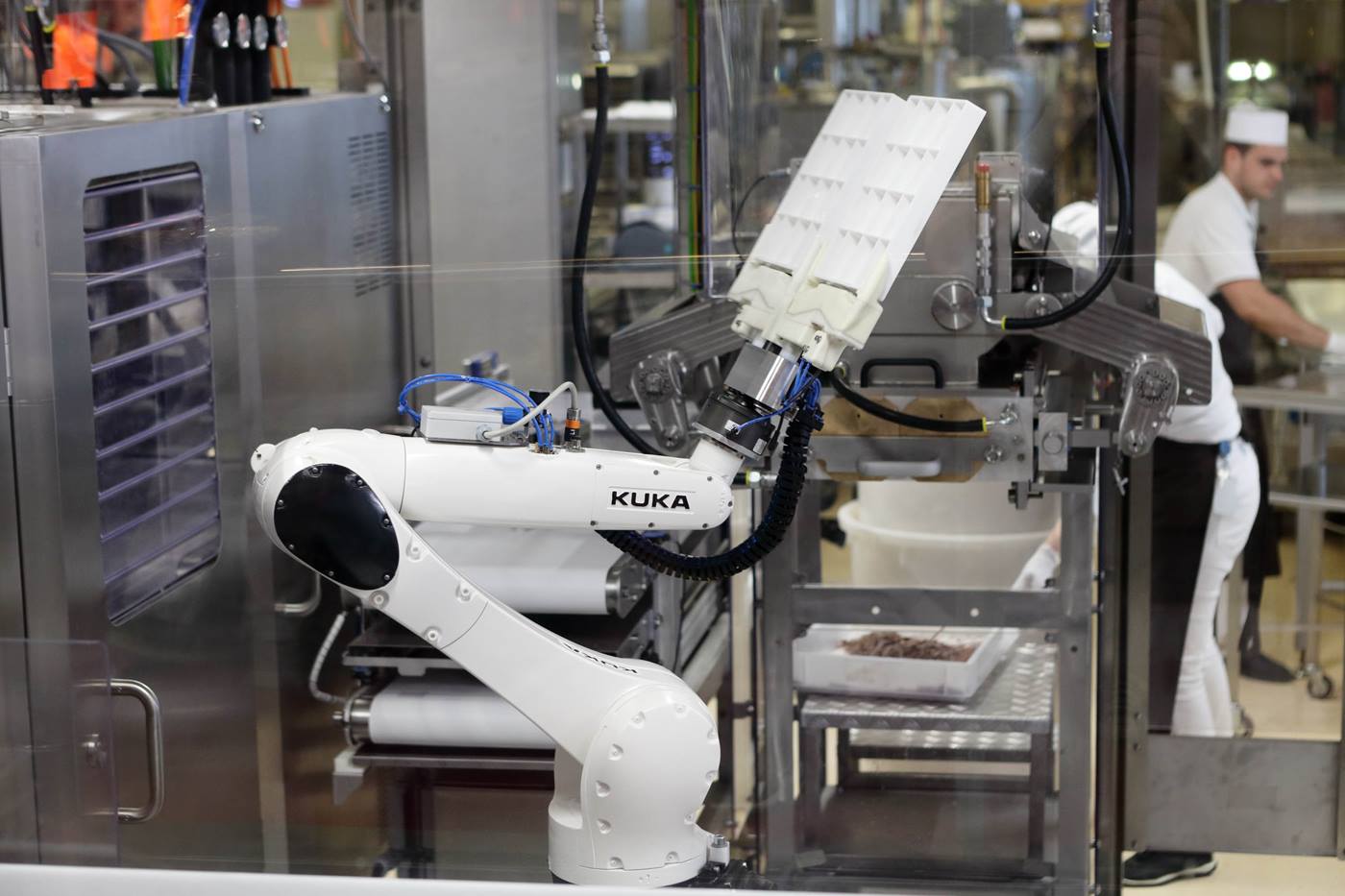 Chocolate and praline robot in action | KUKA AG