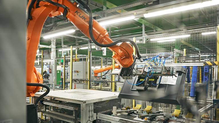 Roboty KUKA w fabryce telewizorów TPV Displays Polska | KUKA AG