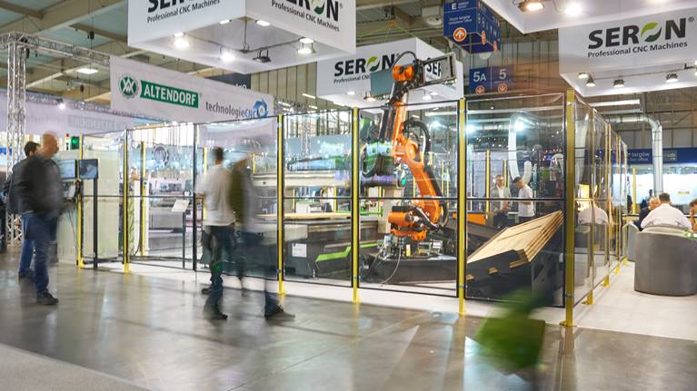 Robot KR QUANTEC obsługuje obrabiarkę Seron | KUKA