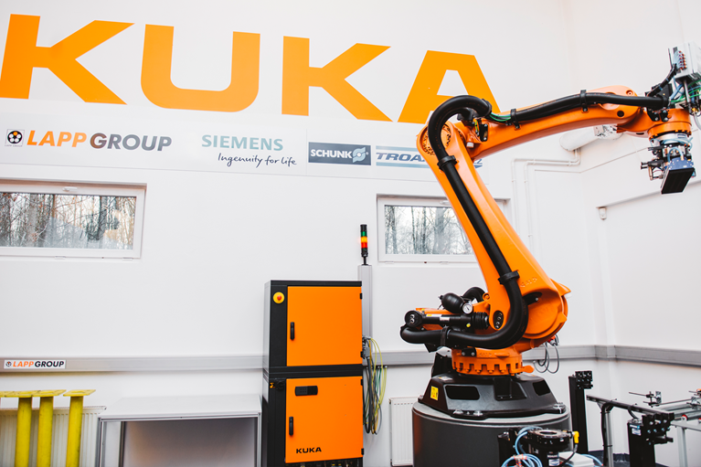 KUKA College na nowych zasadach. „Jesteśmy cały czas dostępni” | KUKA AG