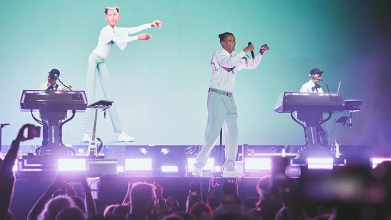 Globale Partnerschaft mit Stromae auf seiner Multitude Tour - KUKA