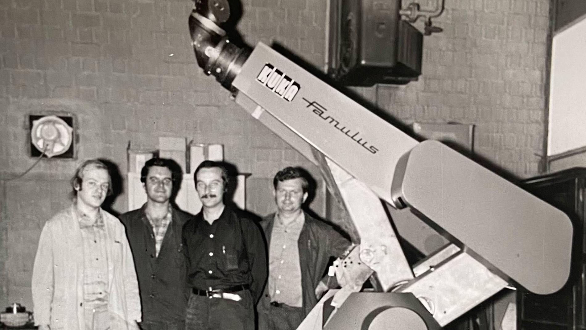 KR FAMULUS: Development of the first industrial robot with an electric ...