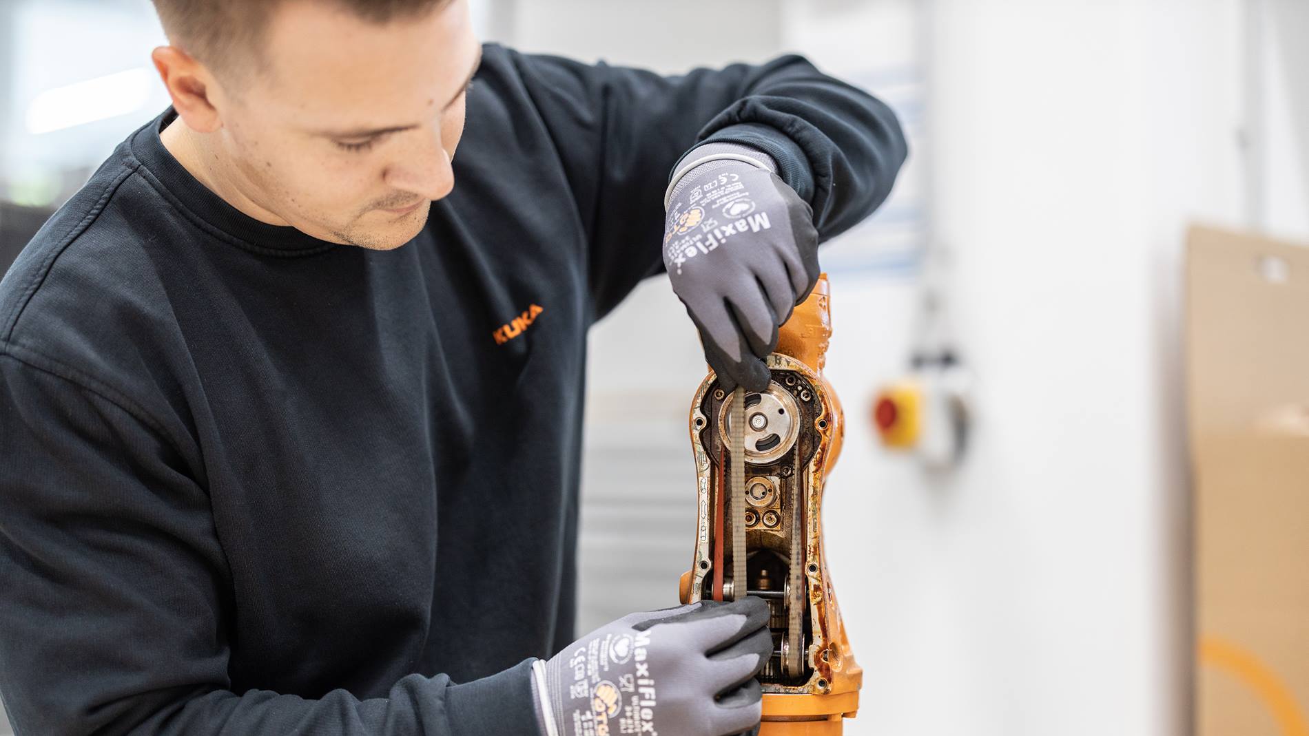 หุ่นยนต์มือสองของ KUKA จากผู้ผลิตโดยตรง | KUKA AG