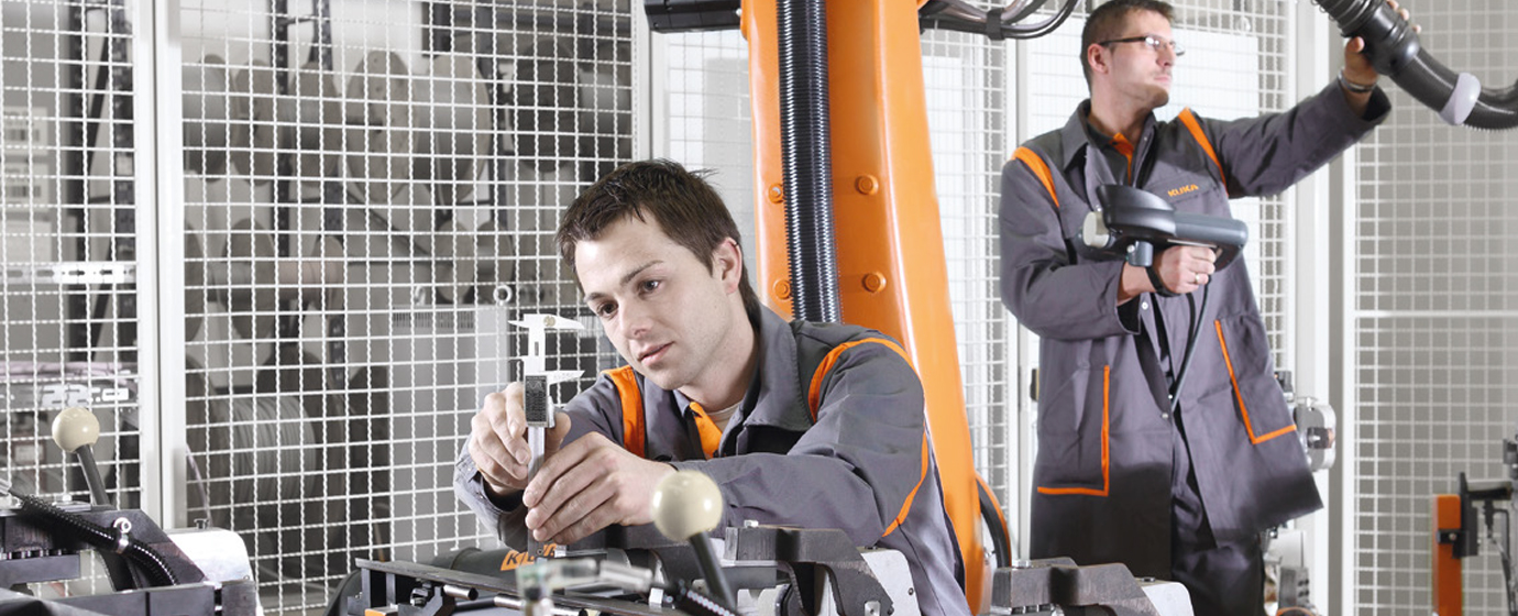 Service and maintenance agreements for robots and robotic systems | KUKA AG