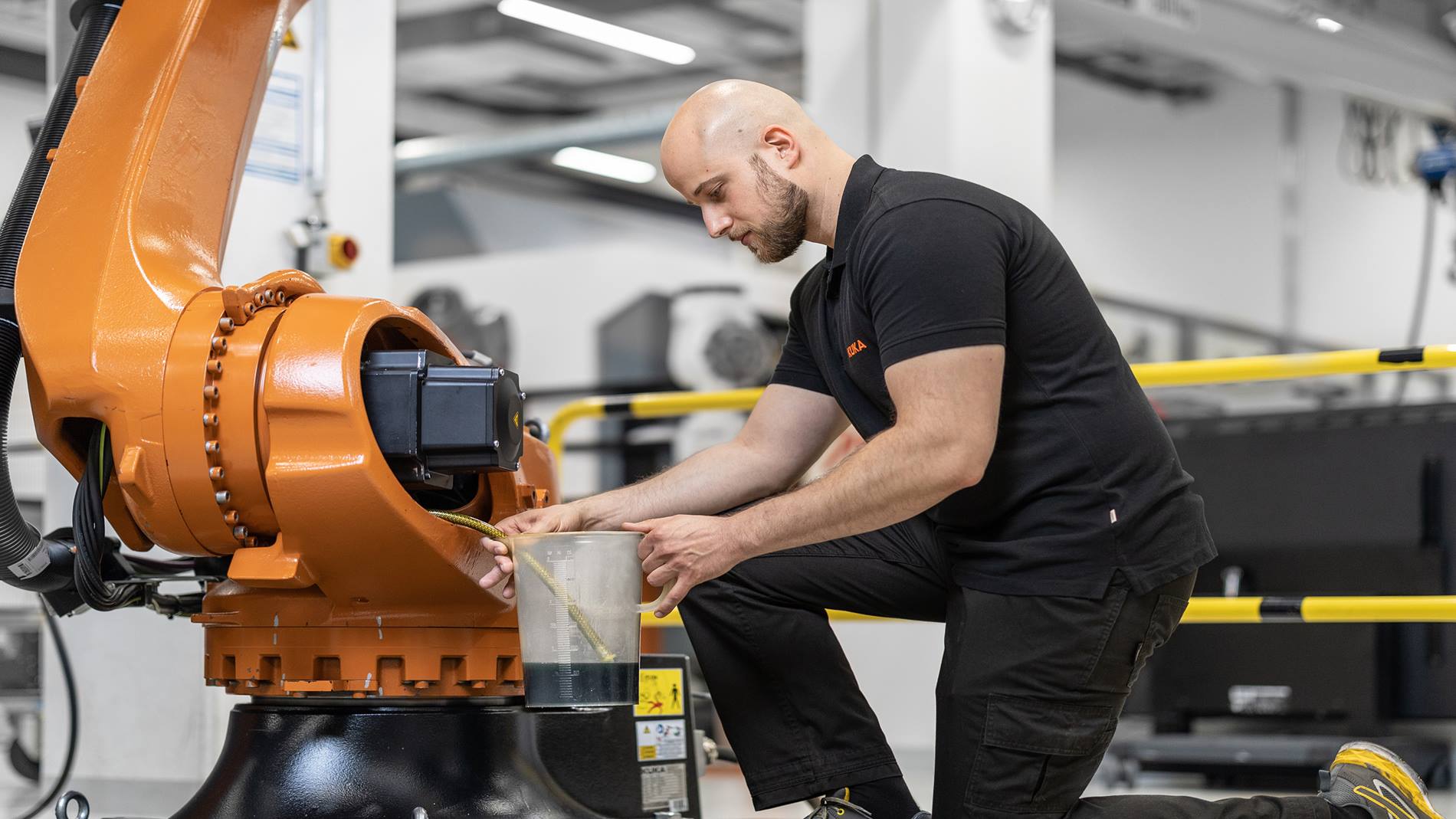 Service and maintenance agreements for robots and robotic systems | KUKA