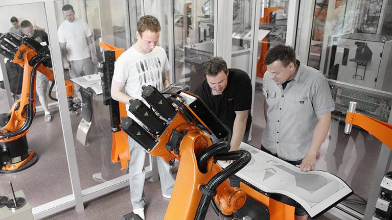 KUKA College online catalog available in 23 countries | KUKA AG