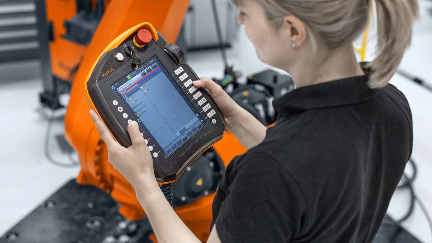 Installatie, inbedrijfstelling & programmering van robotsystemen | KUKA AG