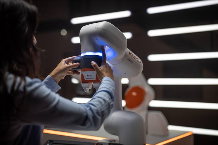 Industrie 4.0 at KUKA: With IIoT solutions to the smart factory | KUKA AG