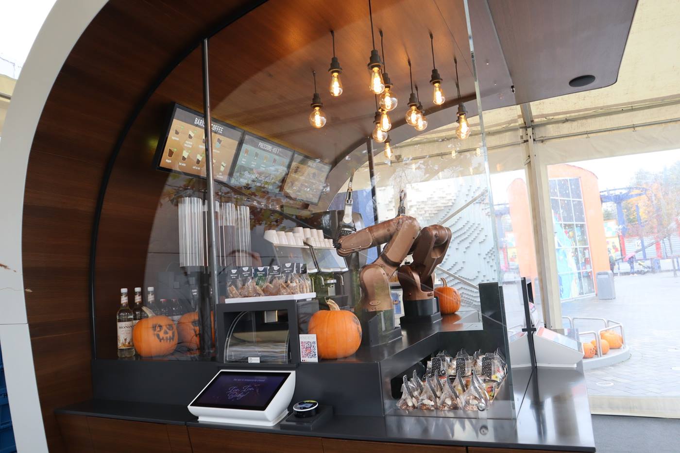 Robot baristas at LEGOLAND® Deutschland | KUKA Global