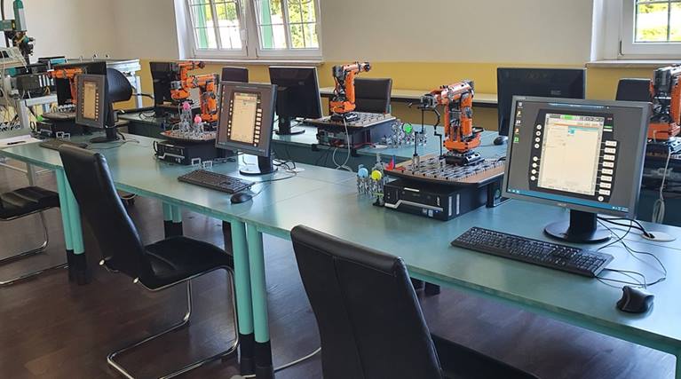 I program a robot | KUKA