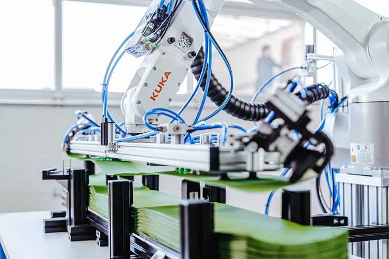 Textile turning point: Robotics for the apparel industry | KUKA Germany
