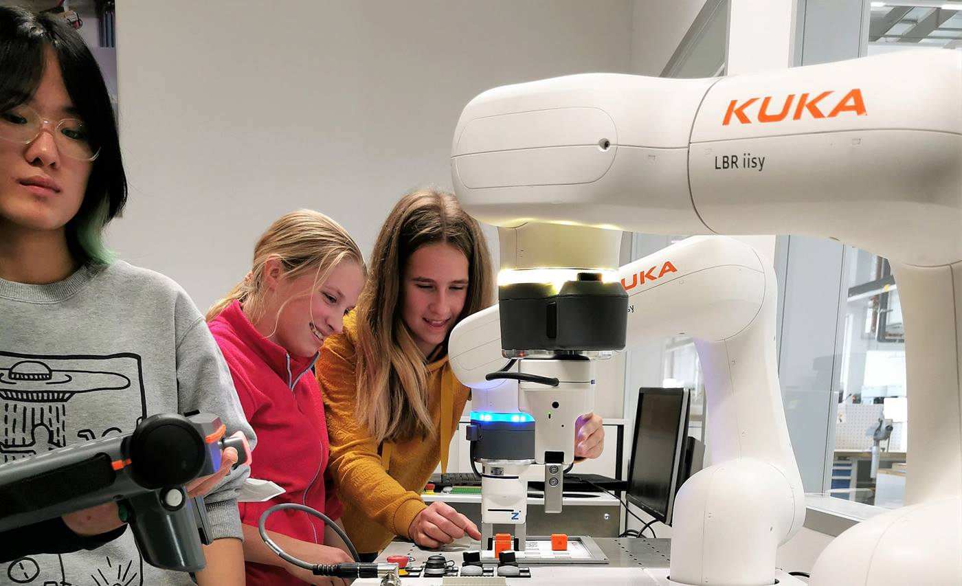 Bildung trifft Business: Gemeinsam junge Talente fördern - KUKA