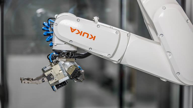 Automated loading of CNC grinding machines with robots | KUKA AG