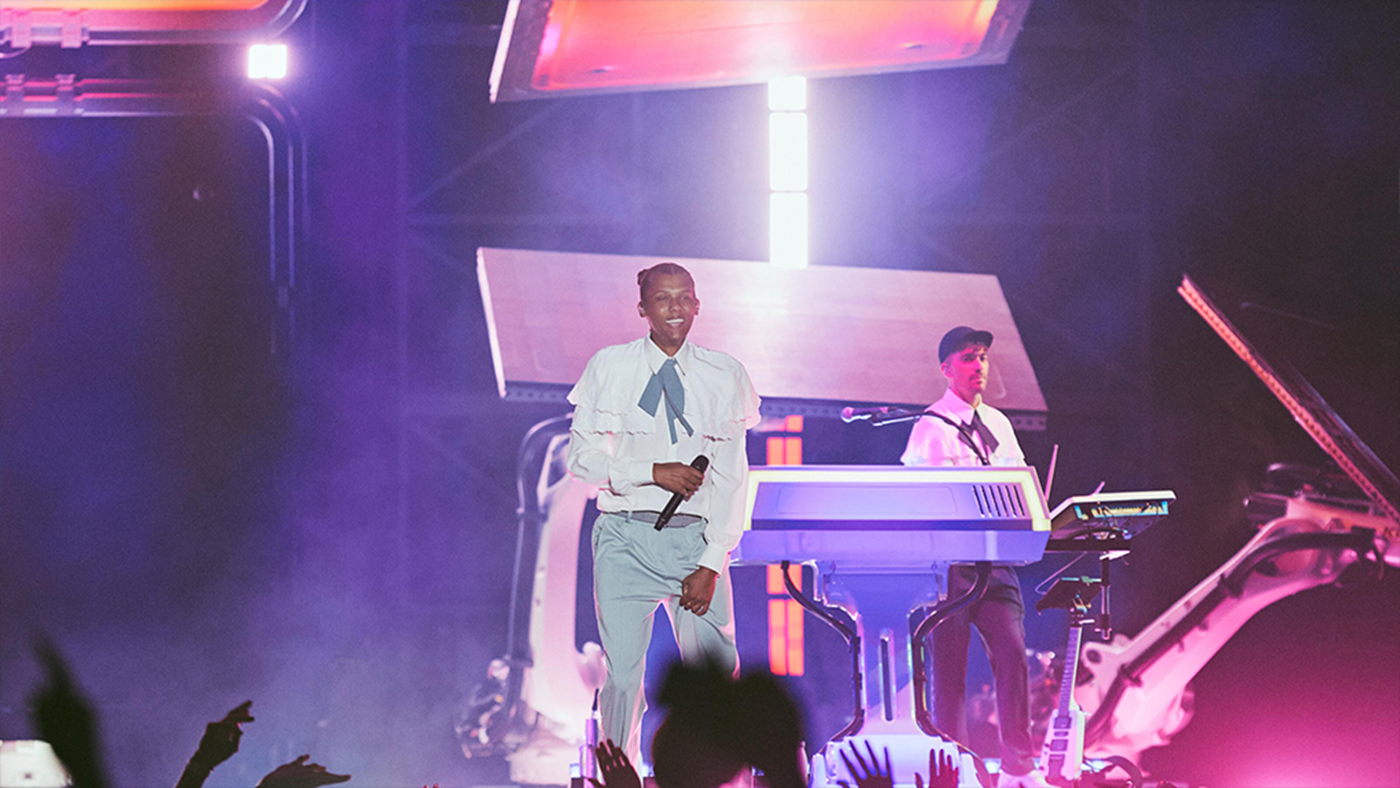 Musician Stromae takes ten KUKA robots on tour | KUKA Germany