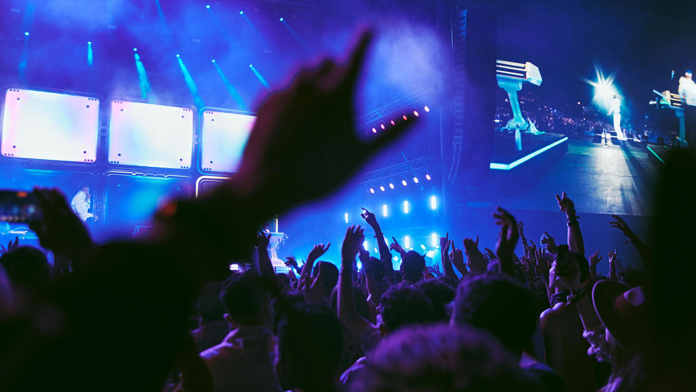 Musician Stromae takes ten KUKA robots on tour | KUKA Germany
