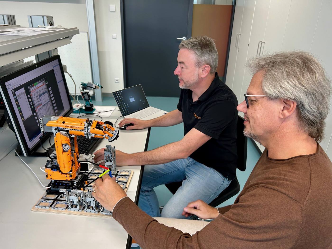 From theory to practice: learning to program while playing in the ...