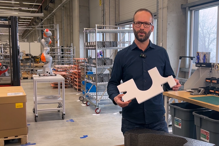 Le premier robot industriel du monde : KR FAMULUS | KUKA AG