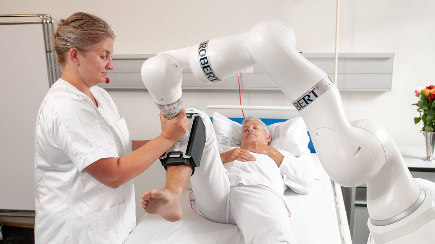 Gripper and robots instead of a white coat? | KUKA