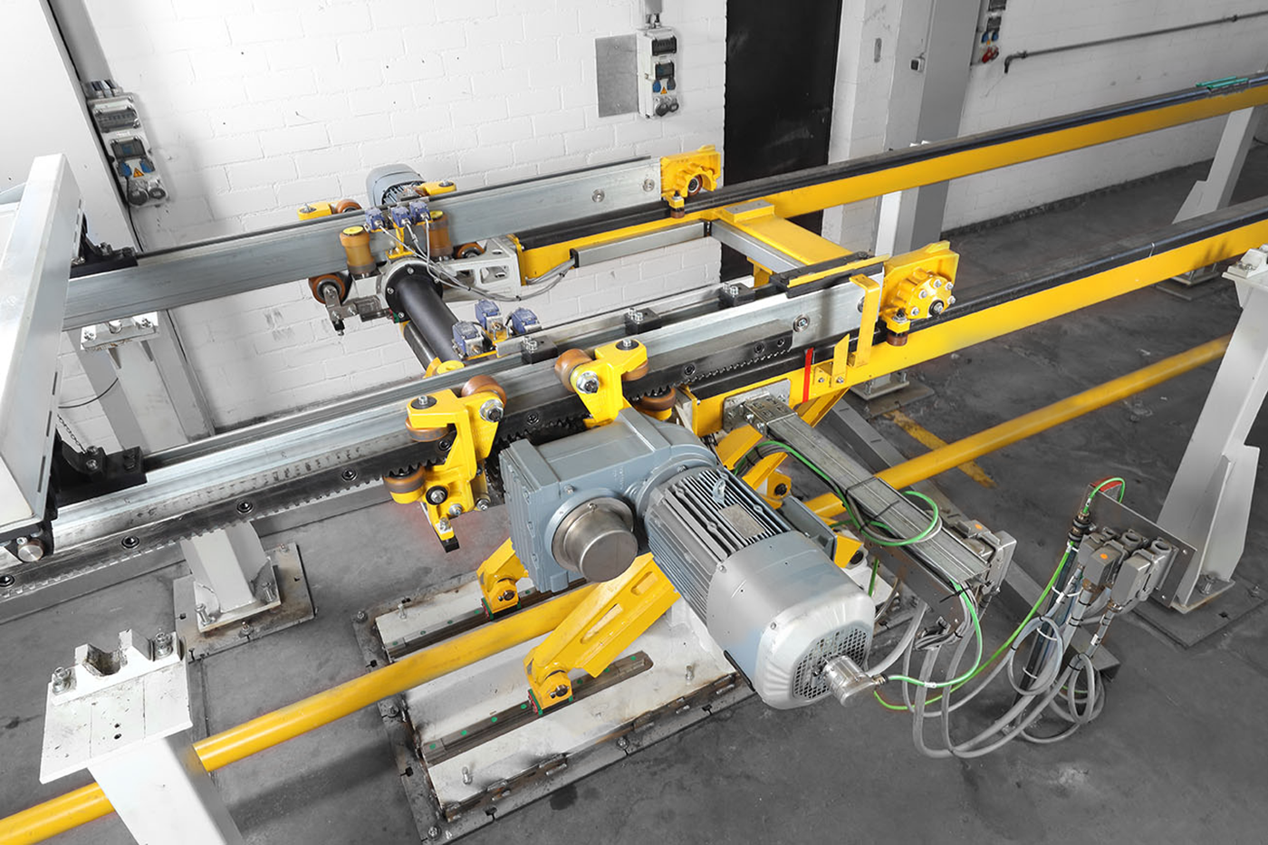 KS Lift-and-Carry Shuttle | KUKA AG