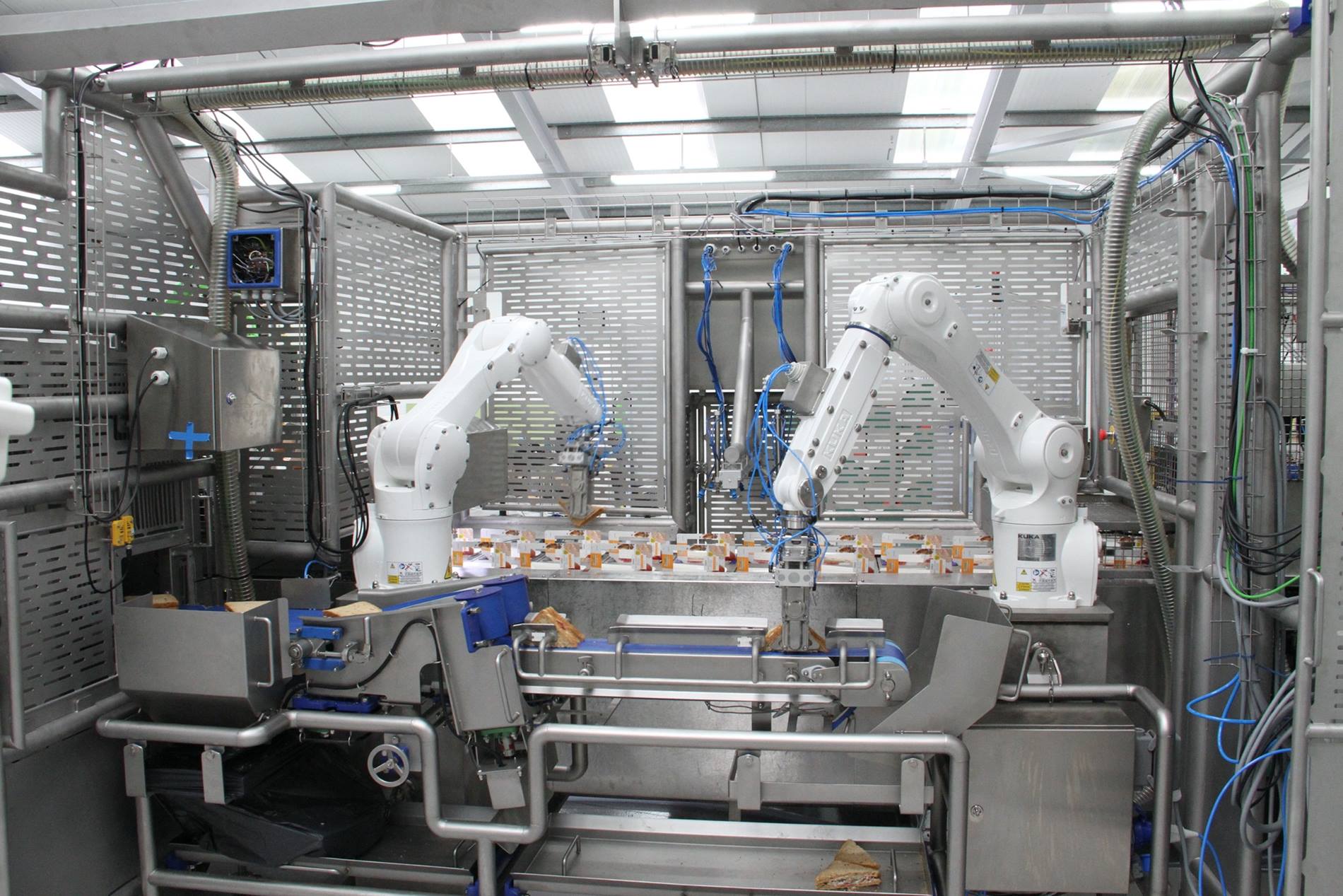 KR AGILUS as packaging robot for 60 sandwiches per minute | KUKA AG
