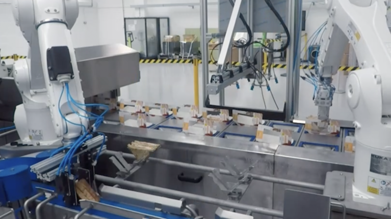 KR AGILUS as packaging robot for 60 sandwiches per minute | KUKA AG