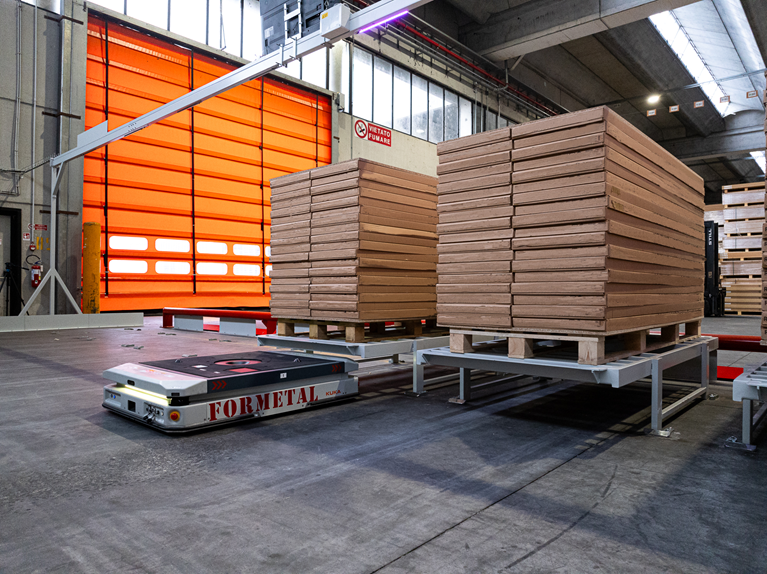 Autonom mobil robotteknik (AMR) inom logistik och produktion | KUKA