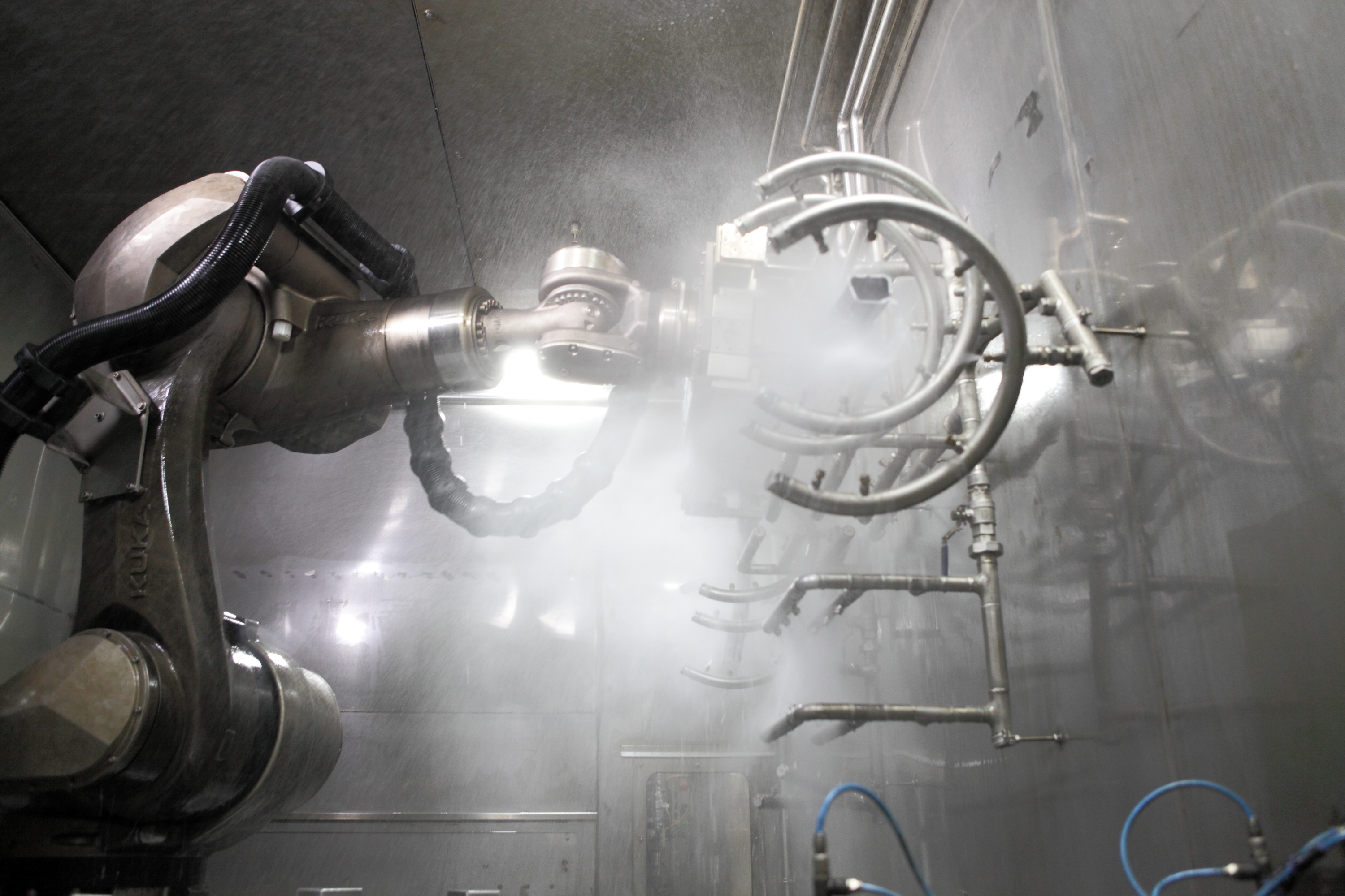 Robot in washing cell in the automotive industry | KUKA AG