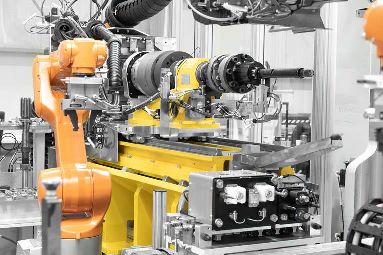 Assembly and test systems for the powertrain | KUKA AG