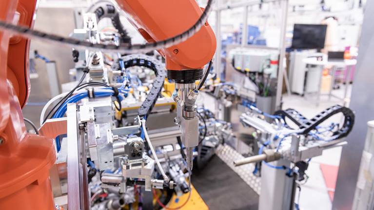 Fully automated leak test system from KUKA | KUKA AG