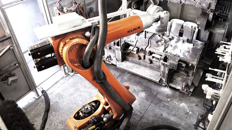 KUKA: robots-based dry-ice blasting | KUKA Germany