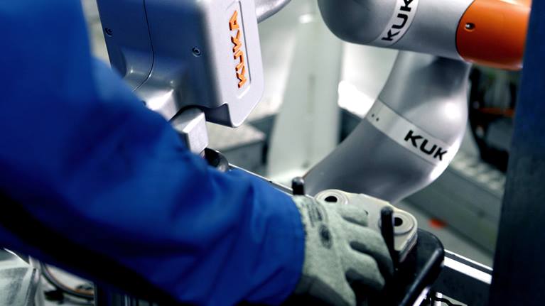 Cobot LBR iiwa appliziert Dichtstoffe bei Ford | KUKA AG