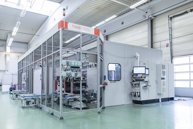 Vollautomatischer Kaltteststand | KUKA