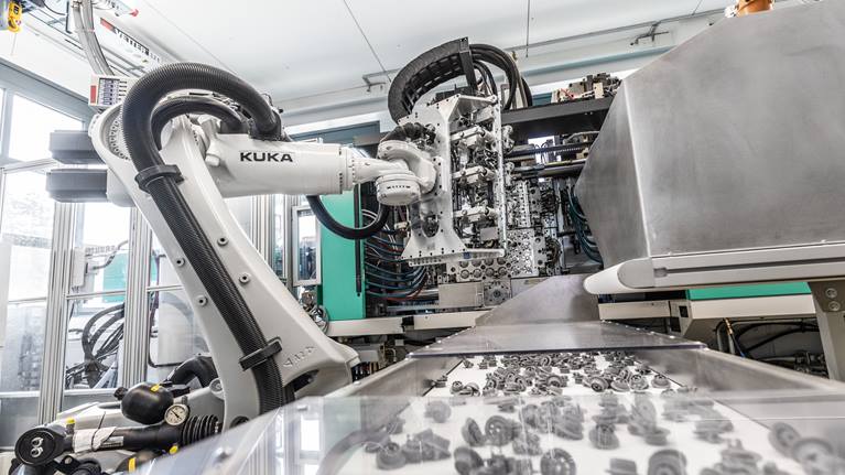Plastic injection molding with robot-based injection molding machine ...