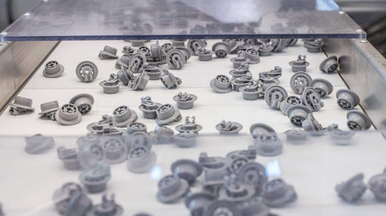 Plastic injection molding with robot-based injection molding machine ...