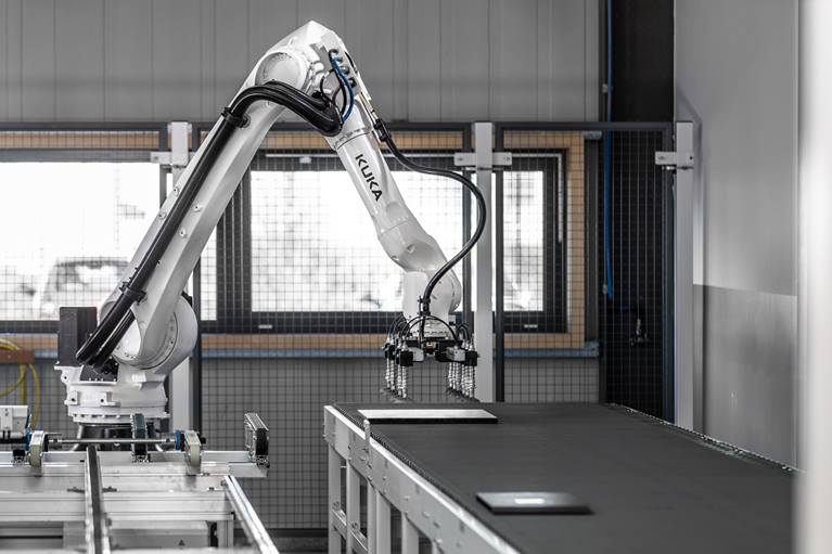Manufacturing outdoor kitchens the easy way with the handling robot ...