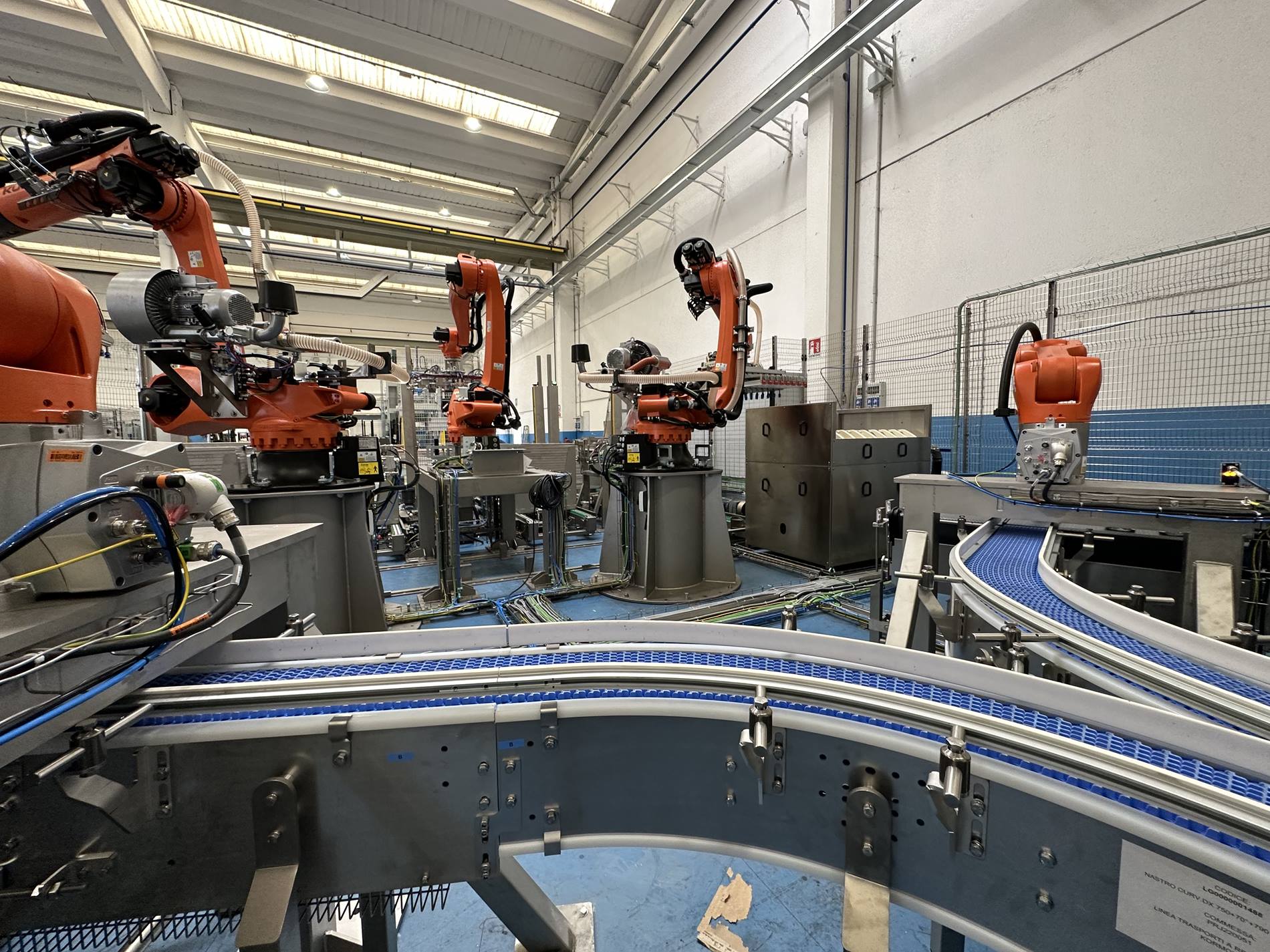 5 KUKA Robots optimize Pet Food Handling in 74 sqm | KUKA AG