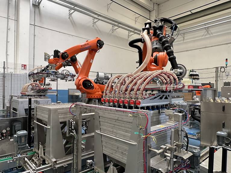 5 KUKA Robots optimize Pet Food Handling in 74 sqm | KUKA AG