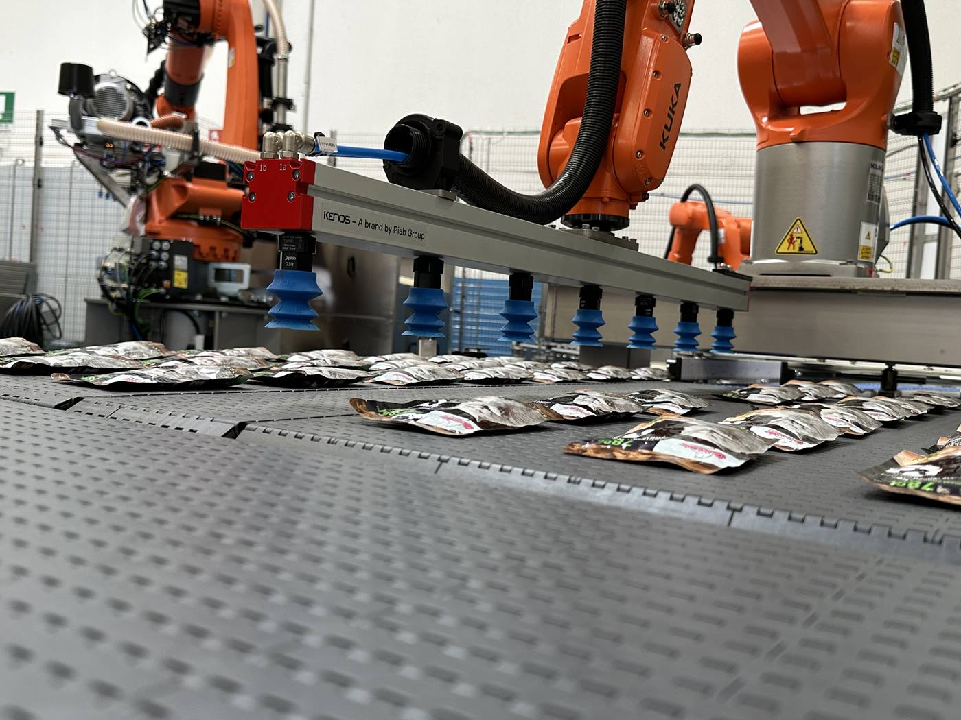 5 KUKA Robots optimize Pet Food Handling in 74 sqm | KUKA AG