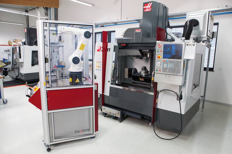 Flexible KUKA robotic cell optimizes CNC milling process | KUKA AG