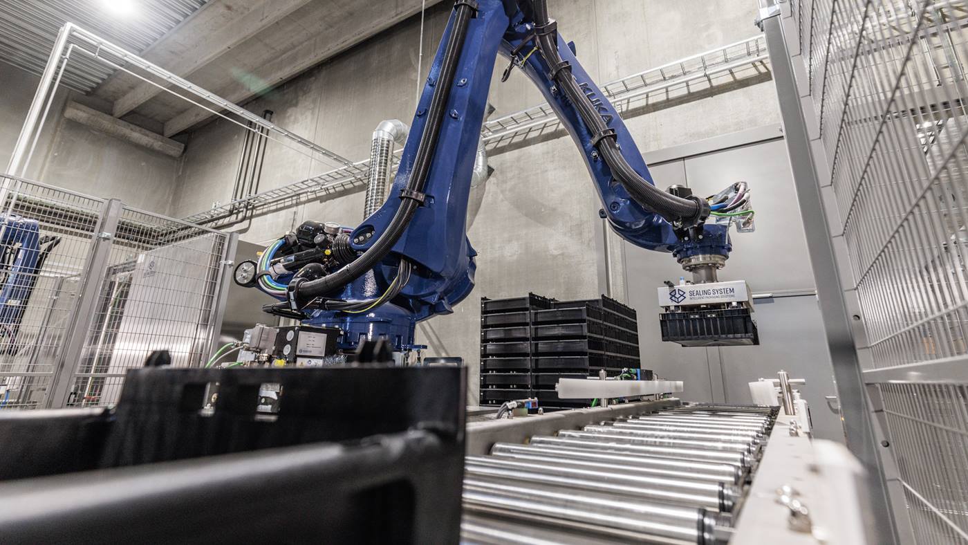 Palletizing of foodstuffs with Hygienic Oil robots | KUKA in Malaysia
