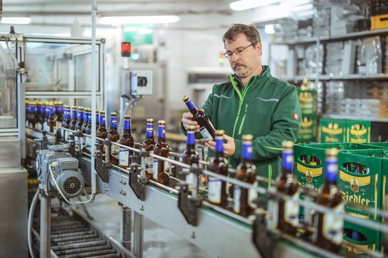 “Glück auf” – Good luck palletizing beer crates with KUKA robots | KUKA ...