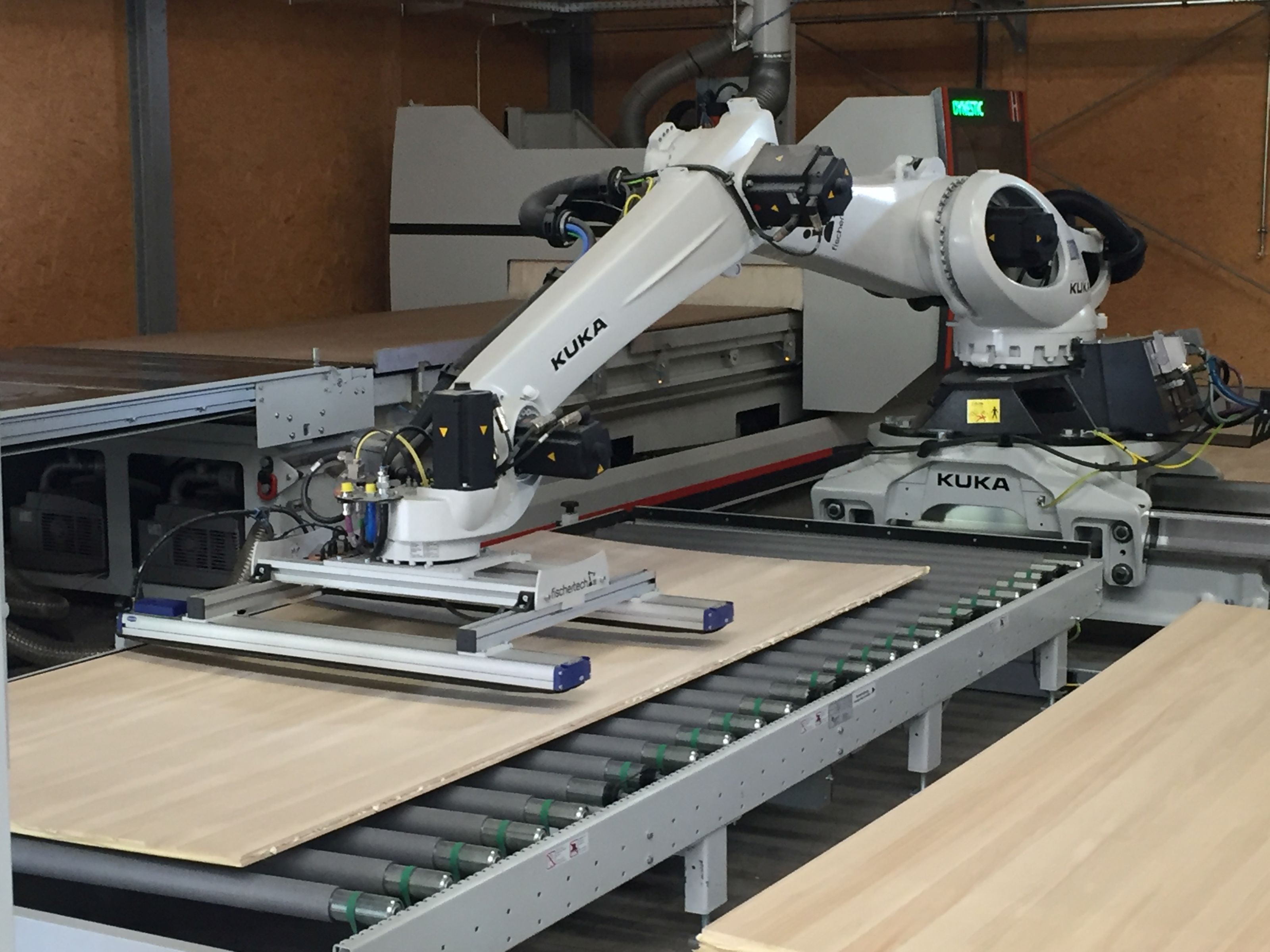 KUKA robot tends wood processing machines in the wood industry | KUKA AG