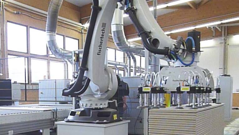 Un robot utilisé dans la menuiserie Voit | KUKA