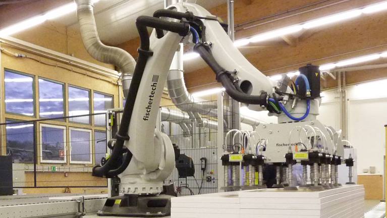 Un robot utilisé dans la menuiserie Voit | KUKA