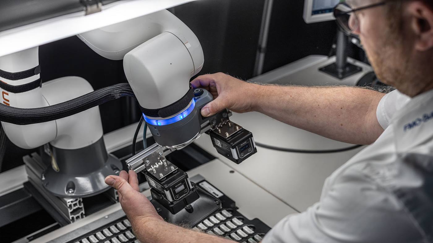 Quality control with LBR iisy cobot – Plastics industry | KUKA AG