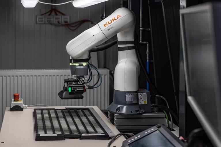 Quality control with LBR iisy cobot – Plastics industry | KUKA India